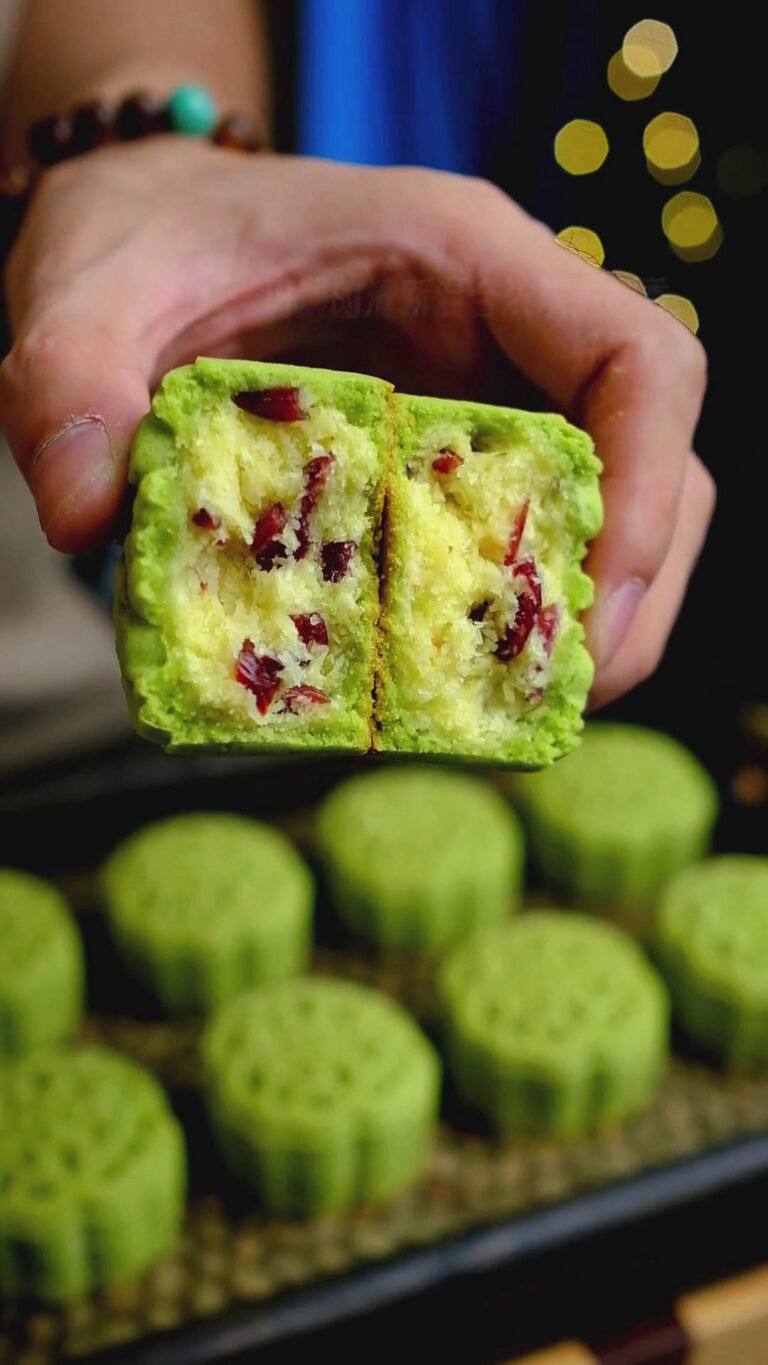 Pandan Mooncakes with Crispy Crust: A Unique Mid-Autumn Delight - Nana ...