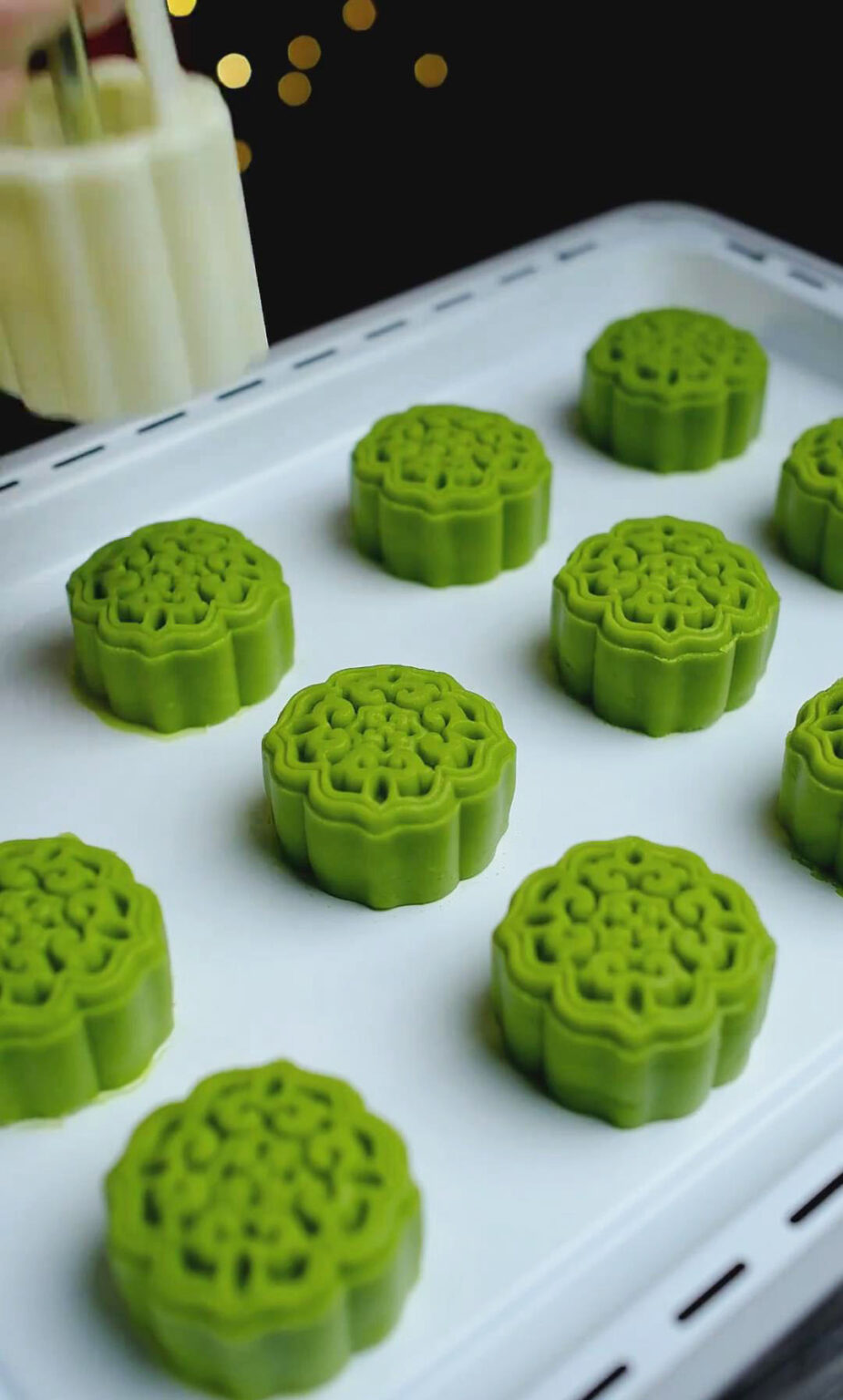 Pandan Mooncakes with Crispy Crust: A Unique Mid-Autumn Delight - Nana ...