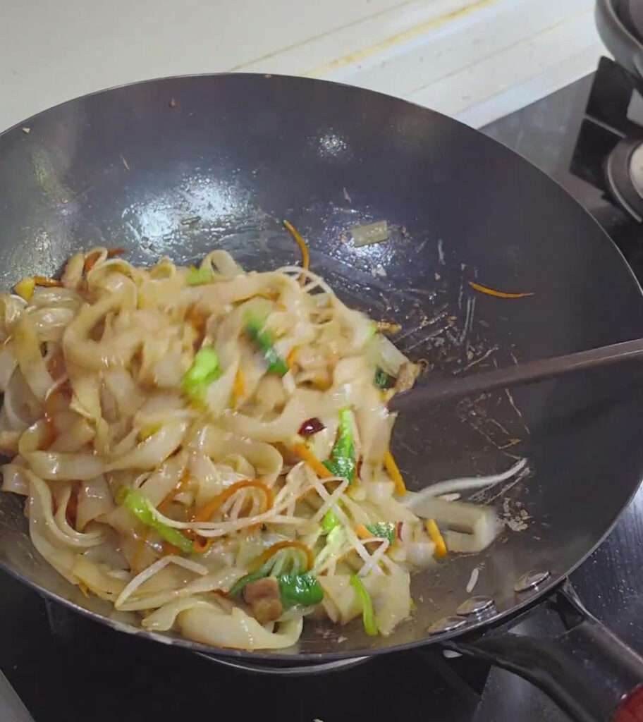 Stir-Fried Flat Rice Noodles (Chow Ho Fun) Recipe - Nana With Chopstick
