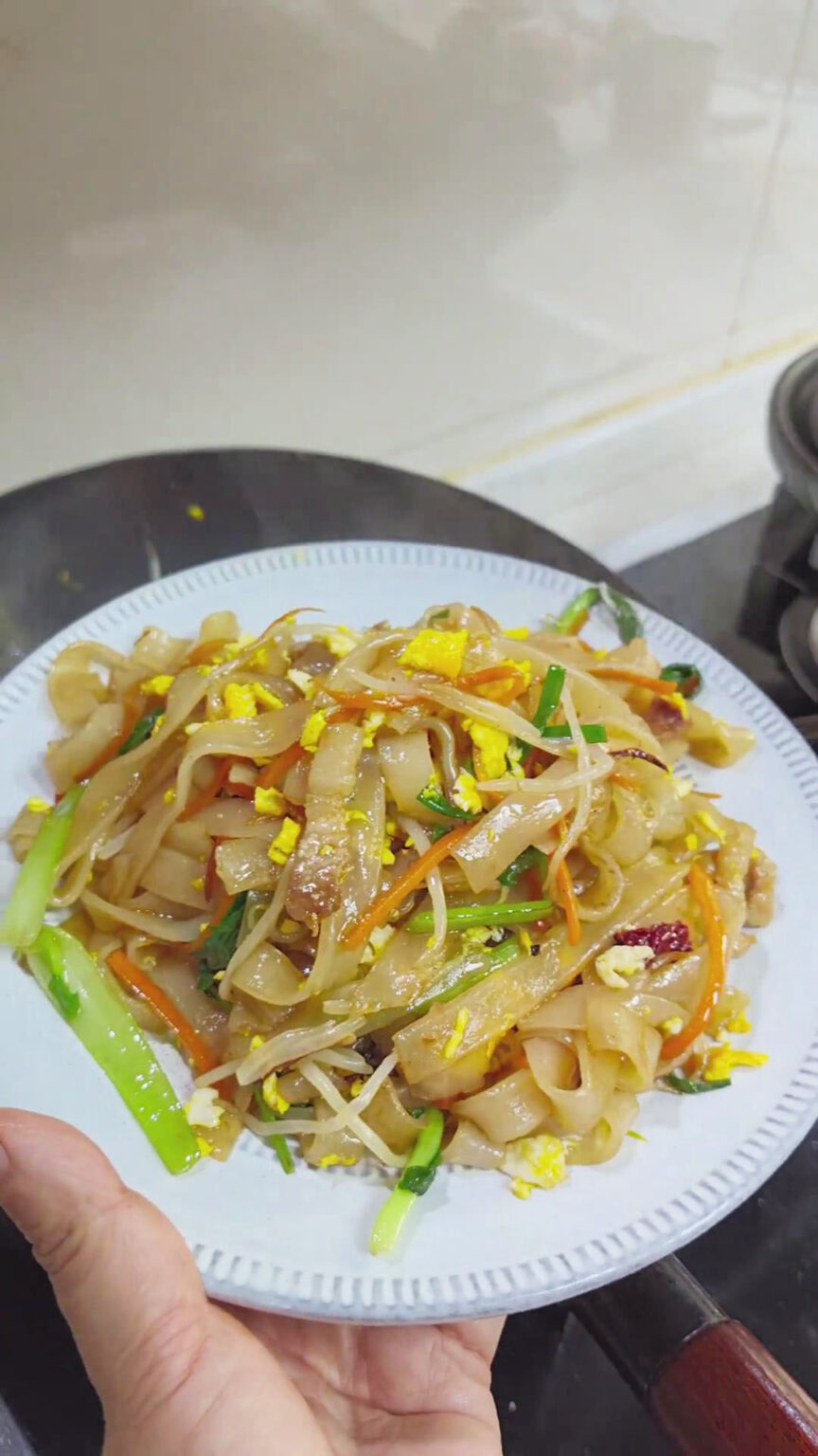 Stir-Fried Flat Rice Noodles (Chow Ho Fun) Recipe - Nana With Chopstick