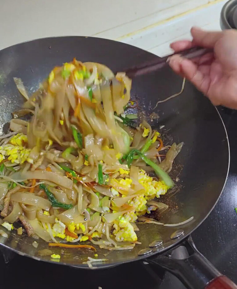Stir-Fried Flat Rice Noodles (Chow Ho Fun) Recipe - Nana With Chopstick