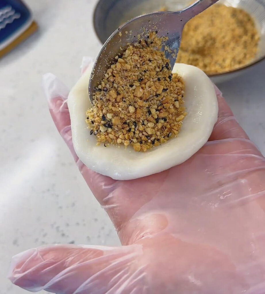 Easy Muah Chee (Chinese Mochi) with Peanut Sesame Filling - Nana With ...