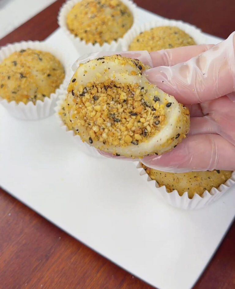 Easy Muah Chee (Chinese Mochi) with Peanut Sesame Filling - Nana With ...