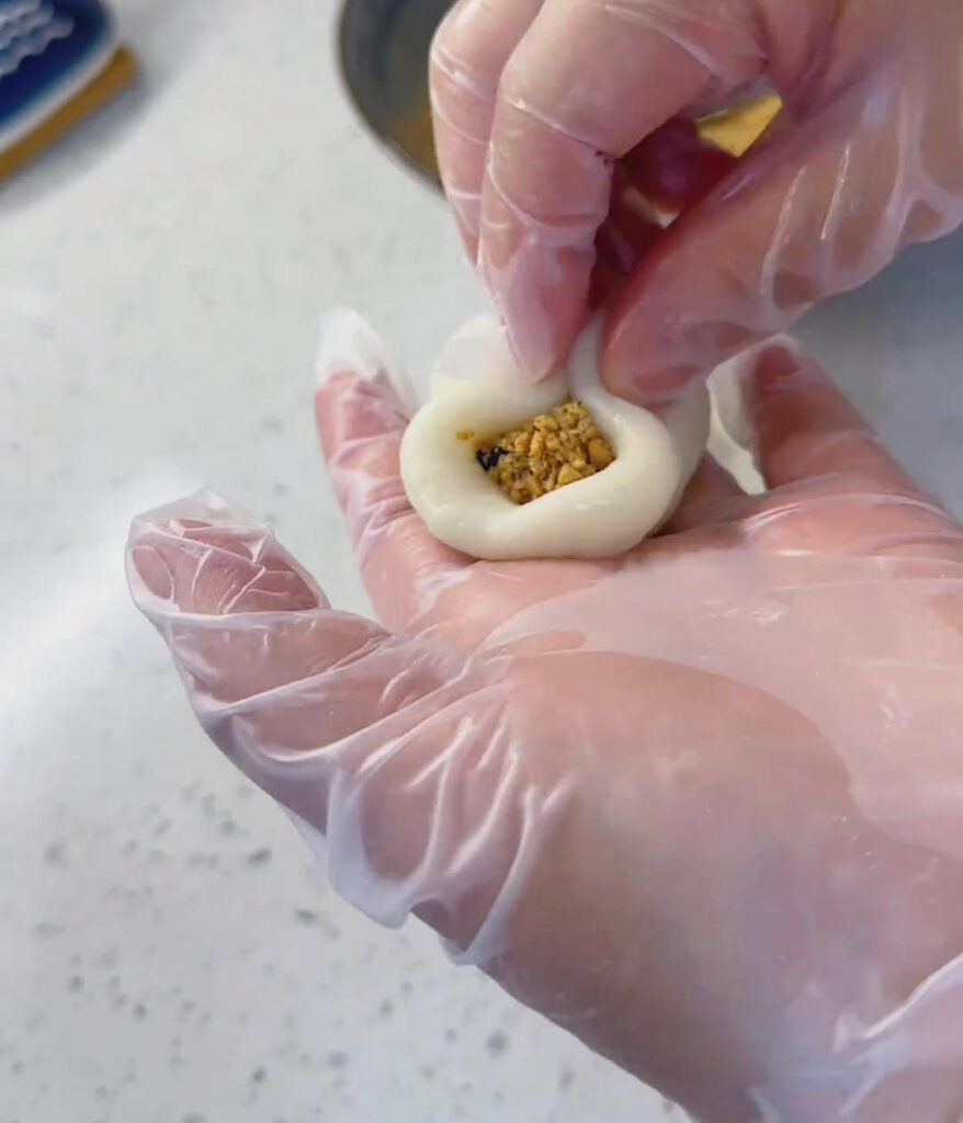 Easy Muah Chee (Chinese Mochi) with Peanut Sesame Filling - Nana With ...