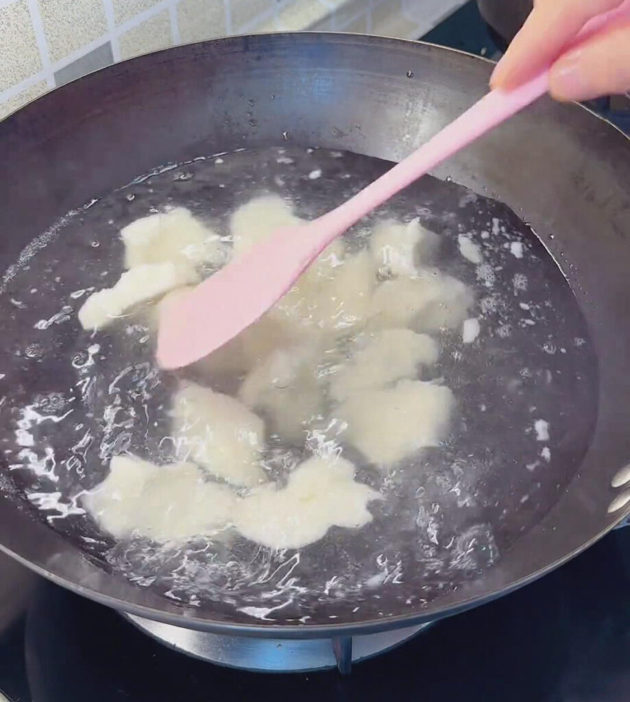 Easy Muah Chee (Chinese Mochi) with Peanut Sesame Filling - Nana With ...